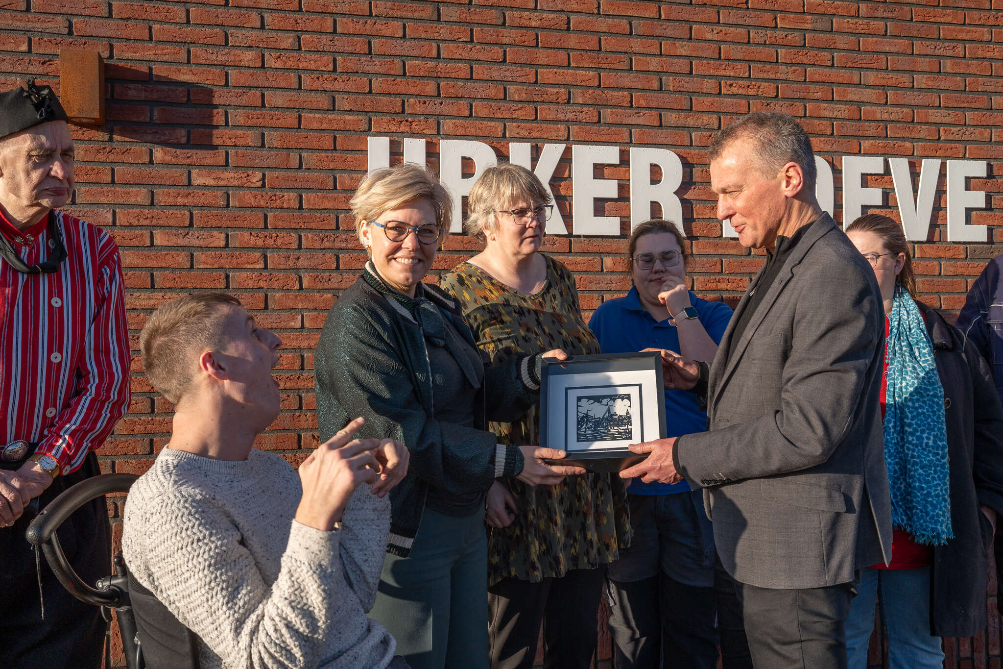 Hoofdgebouw Urker Hoeve feestelijk opgeleverd met grote sleutel | Triade Vitree